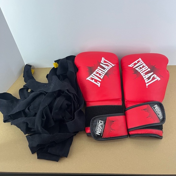 Everlast | Games | Everlast Red And Black Boxing Gloves With Extra ...